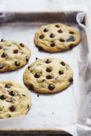 Hot Fudge Stuffed Chocolate Chip Cookies - Creme De La Crumb