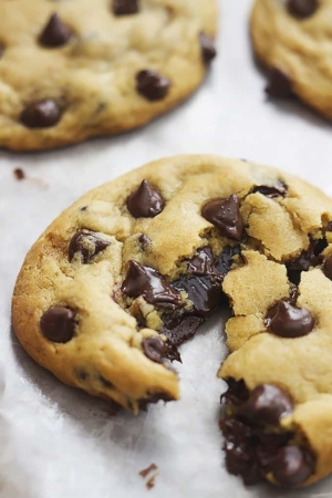 Hot Fudge Stuffed Chocolate Chip Cookies - Creme De La Crumb