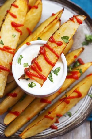 Baked Garlic Sriracha Fries - Creme De La Crumb