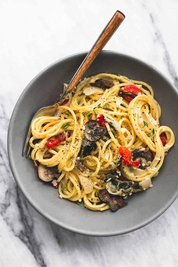 One Pot Creamy Tuscan Garlic Spaghetti - Creme De La Crumb